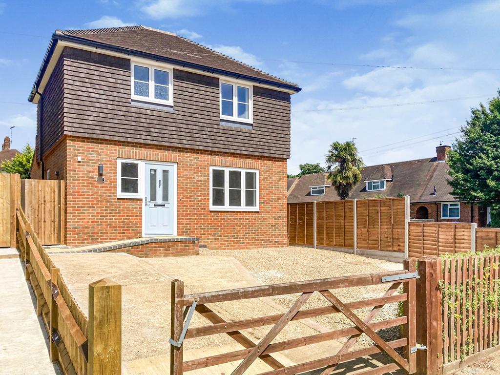 The Horseshoe, Godalming, Surrey, GU7 2 bed detached house - £1,650 pcm ...
