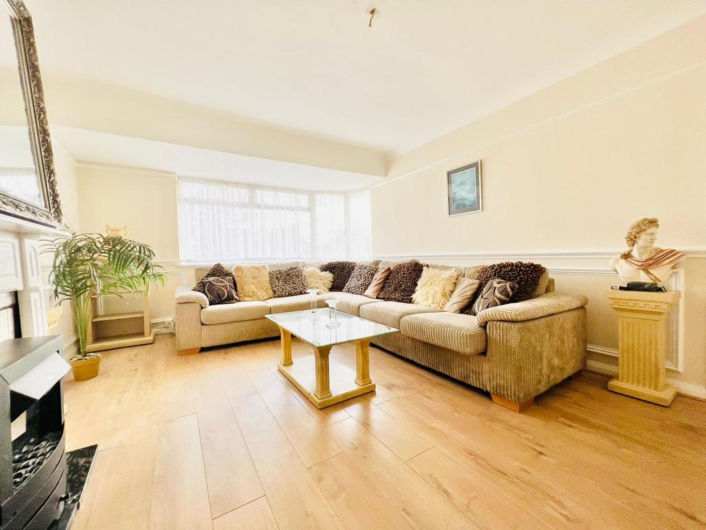 Westmere Drive, London NW7 2 bed maisonette - £1,500 pcm (£346 pw)