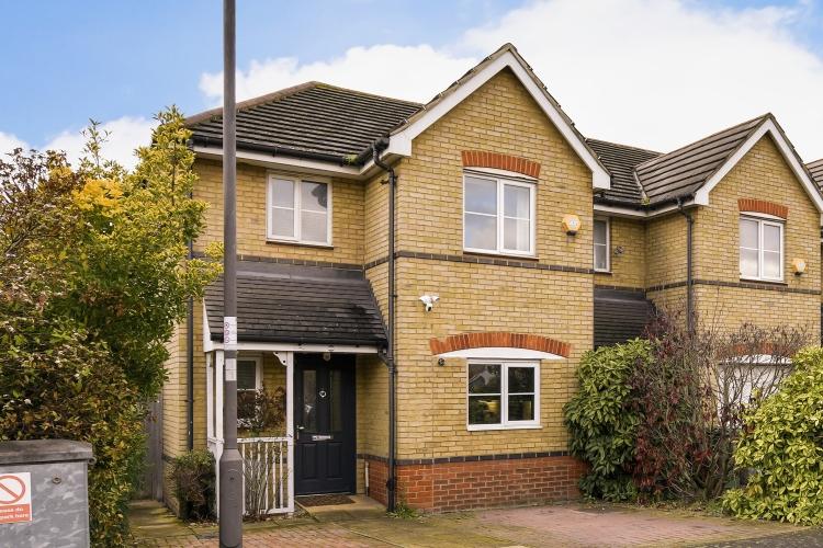 Joseph Hardcastle Close London SE14 3 bed house - £2,400 pcm (£554 pw)