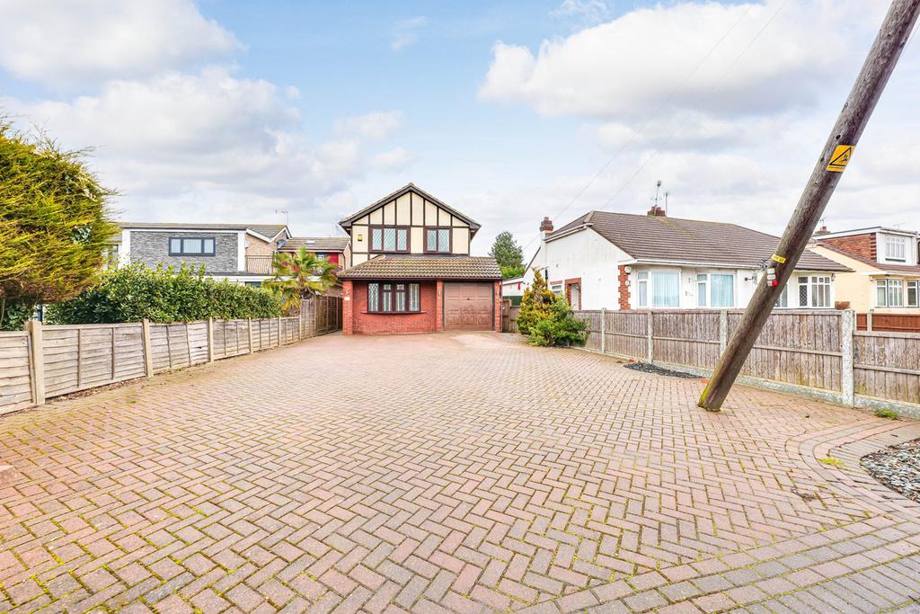 Hart Road, Benfleet, SS7 4 bed detached house - £500,000