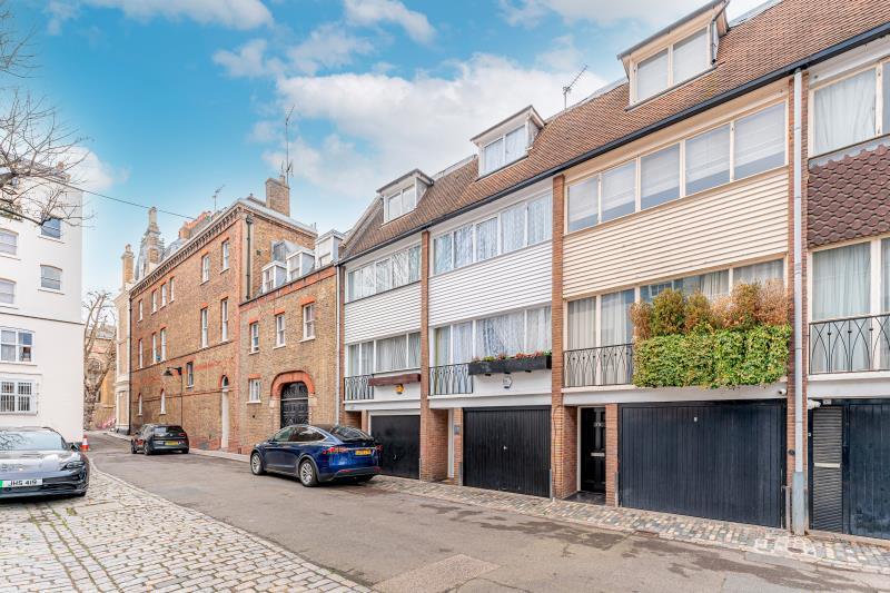 Eaton Row, SW1W 0JA 3 bed terraced house - £6,500 pcm (£1,500 pw)