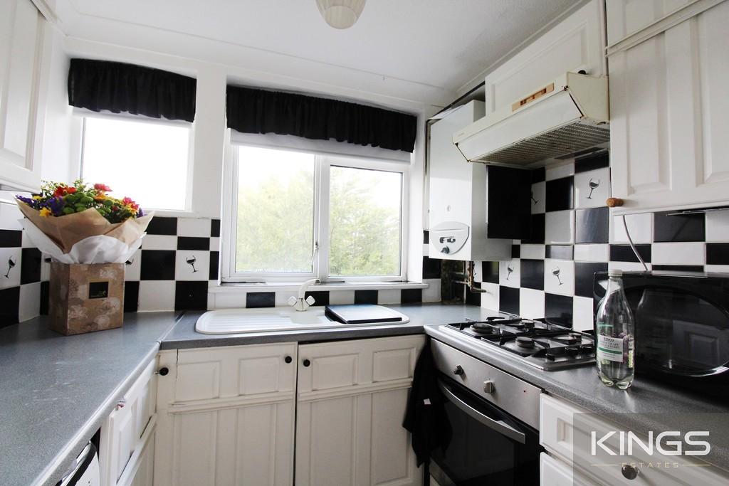 Summit Way, Southampton 2 bed maisonette - £725 pcm (£167 pw)