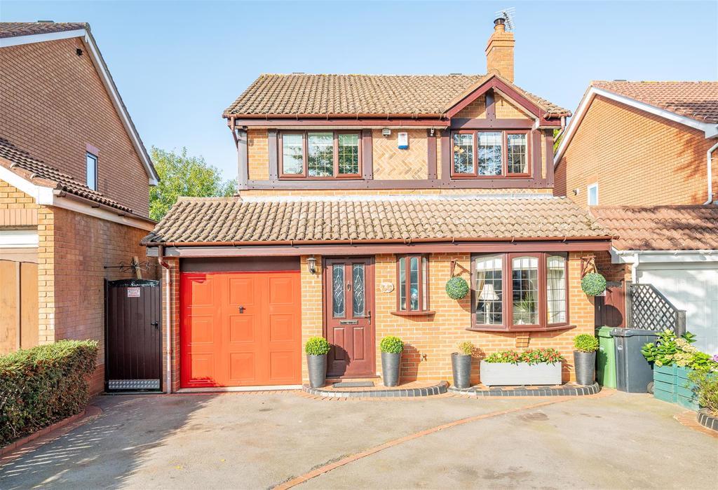Poplar Crescent, Stourbridge, DY8 3BA 4 bed detached house - £385,000