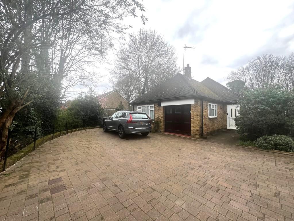 Avenue Road Pinner Ha5 3 Bed Detached Bungalow To Rent £2 700 Pcm £