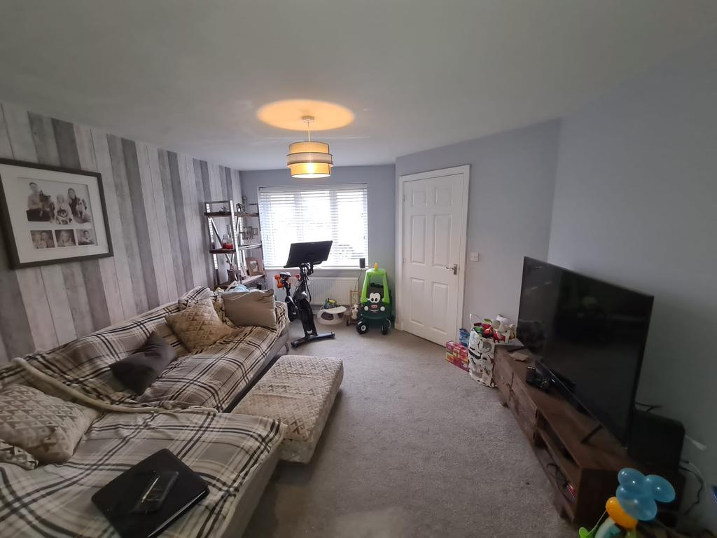 Sheepwash Way, East Leake LE12 3 bed semi-detached house - £240,000