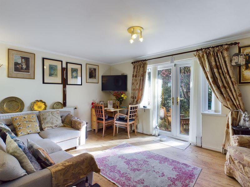 Maes Y Ffynnon Bonvilston Cardiff CF5... 2 bed maisonette - £190,000