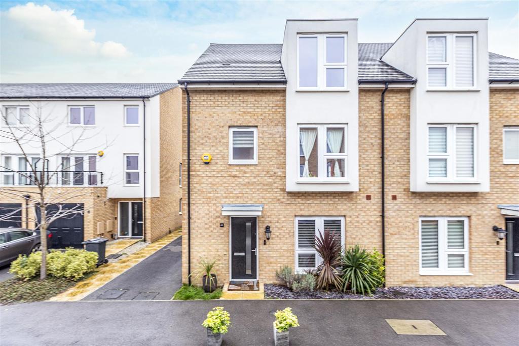 Hawker Drive, Addlestone 4 bed house - £585,000