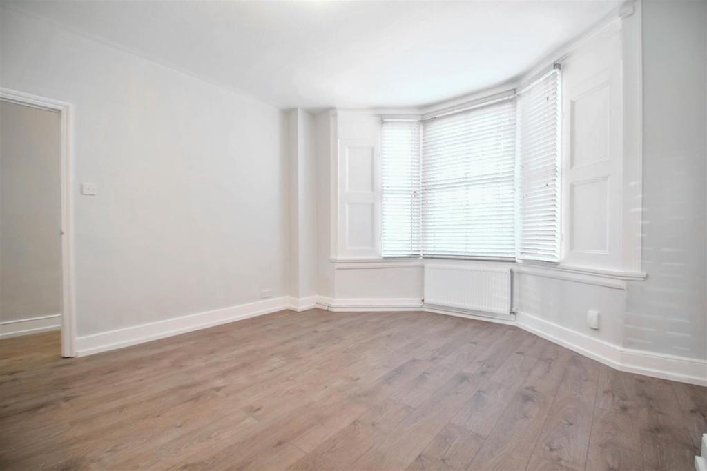Poets Road, N5 3 bed maisonette - £3,207 pcm (£740 pw)