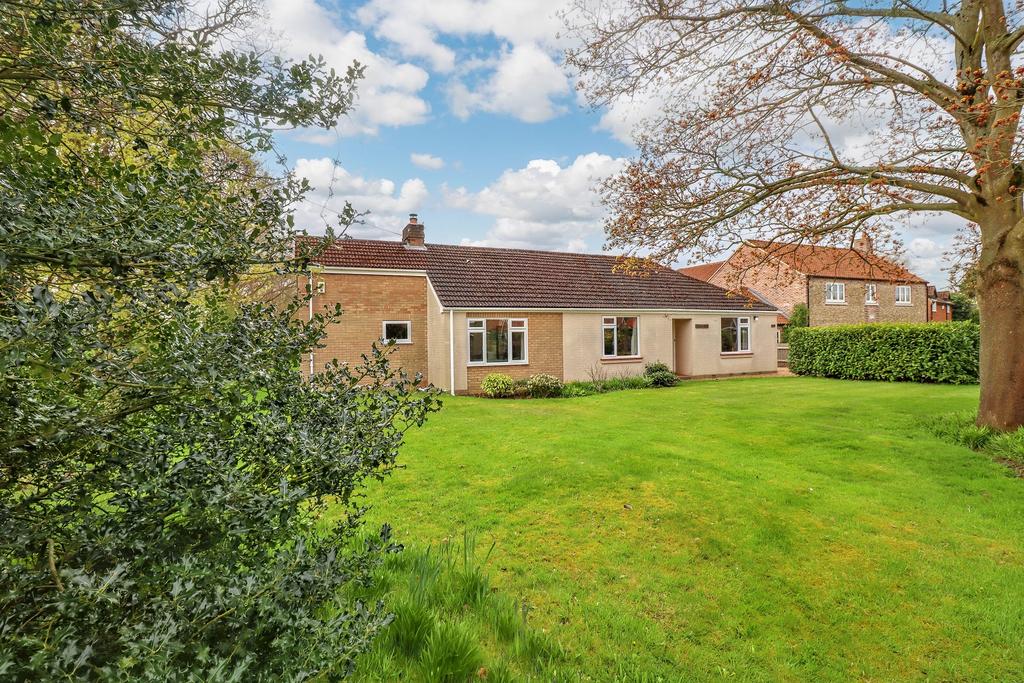 Common Lane, North Runcton 3 bed detached bungalow - £450,000