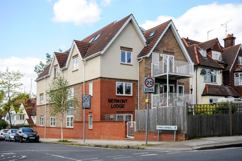 Hendon Lane, London N3, N3 3 bed flat - £975,000