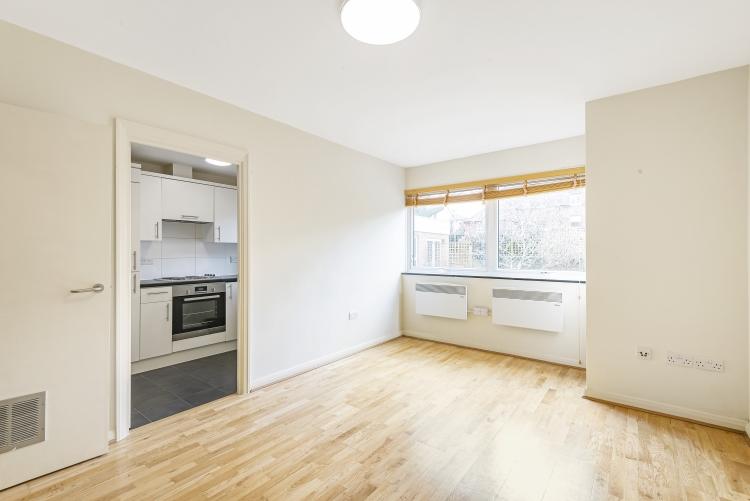 Sudbrooke Road London SW12 Studio - £1,100 pcm (£254 pw)