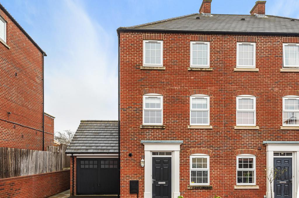 Cloatley Crescent, Royal Wootton... 3 bed end of terrace house - £325,000