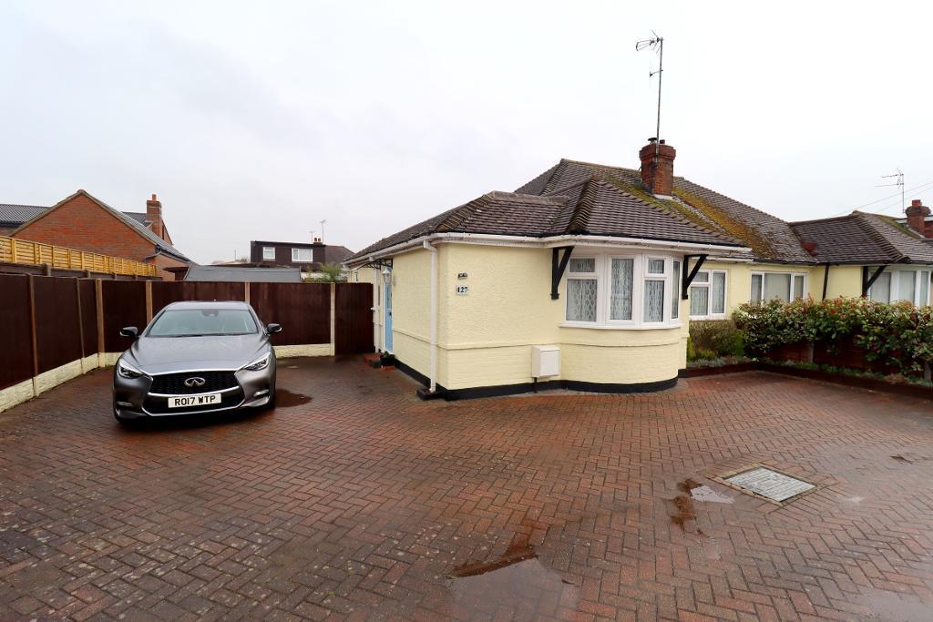 Wodecroft Road, Runfold, Luton... 2 bed bungalow - £340,000