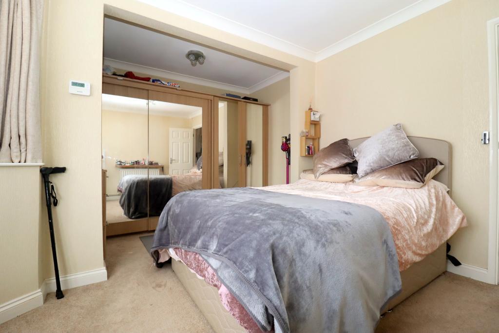 Wodecroft Road, Runfold, Luton... 2 bed bungalow - £340,000