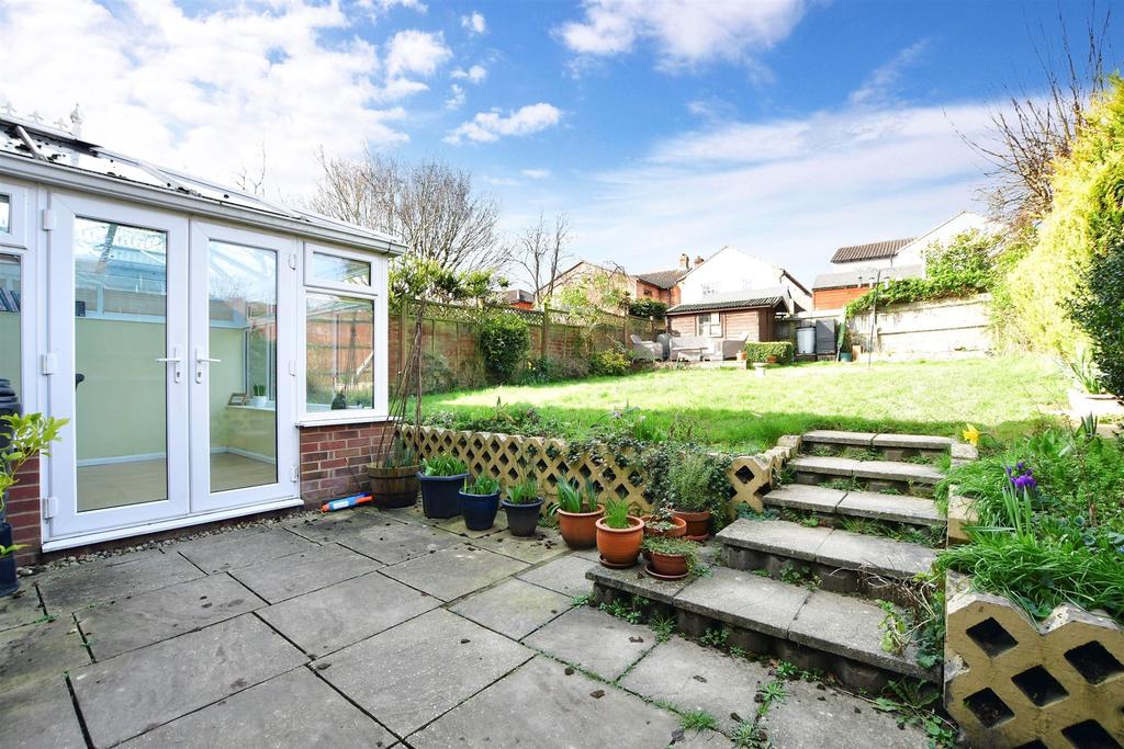 New Road Ridgewood Uckfield East Sussex 3 Bed Semi Detached House