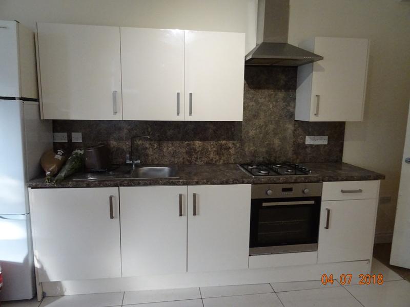 Claude Place, Roath, CARDIFF 2 bed flat - £800 pcm (£185 pw)