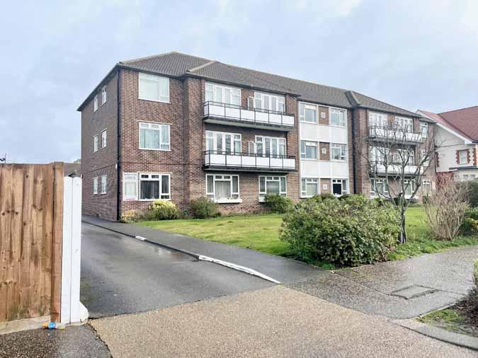Imperial Avenue, Westcliff-on-Sea SS0 3 bed flat - £250,000