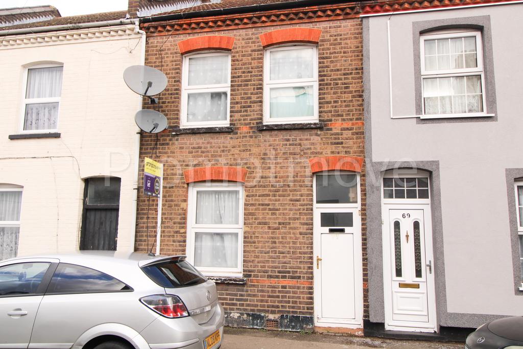 Wimborne Road Luton LU1 1PD 3 bed terraced house - £1,100 pcm (£254 pw)