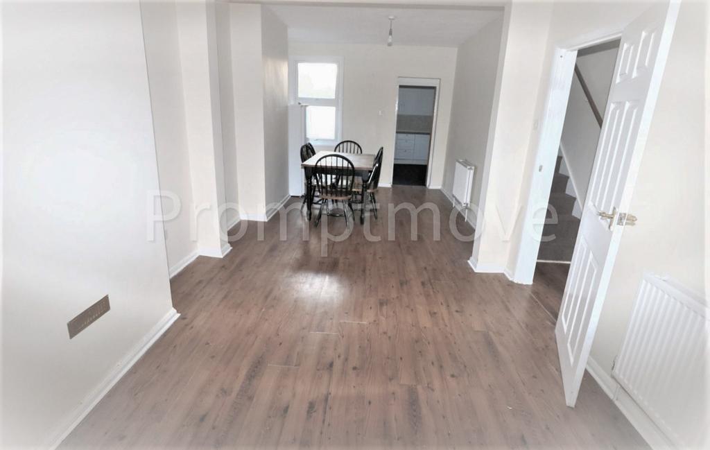 Wimborne Road Luton LU1 1PD 3 bed terraced house - £1,100 pcm (£254 pw)