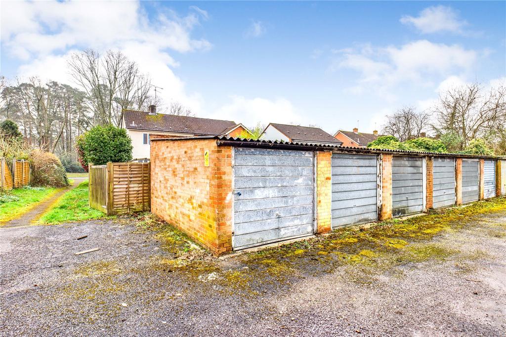 Birch Road, Tadley, Hampshire, RG26 Garage - £10,000