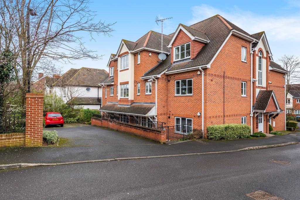 Bracknell, Berkshire, RG42 2 bed flat - £265,000