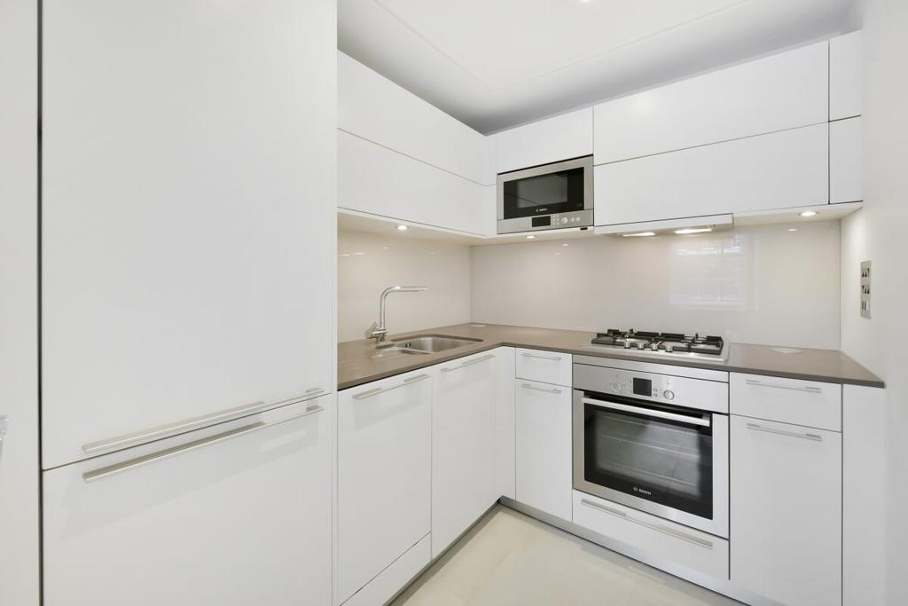 Cavalry Square Chelsea SW3 1 bed flat - £3,358 pcm (£775 pw)