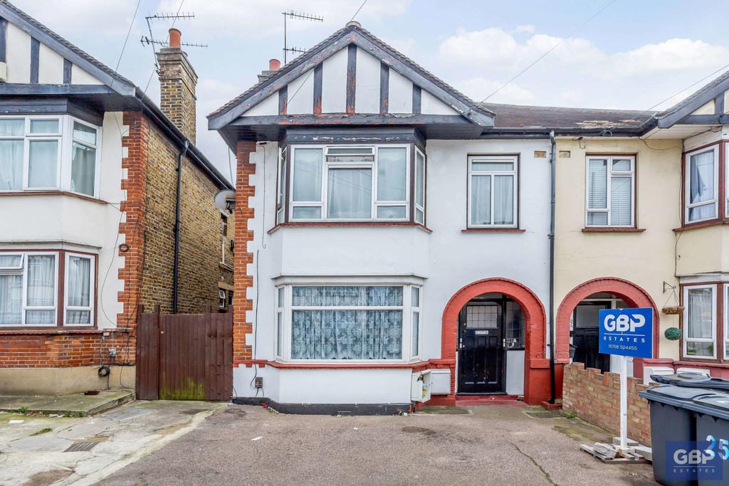 Regarth Avenue, Romford 2 bed apartment - £300,000