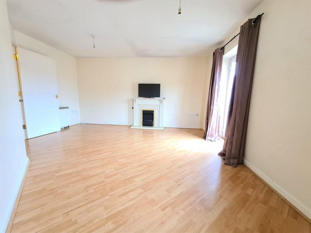 Scholars Walk, Langley, SL3 2 bed flat - £310,000