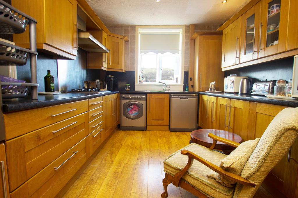 Bank Street, Darwen, BB3 3HE 5 bed terraced house - £200,000