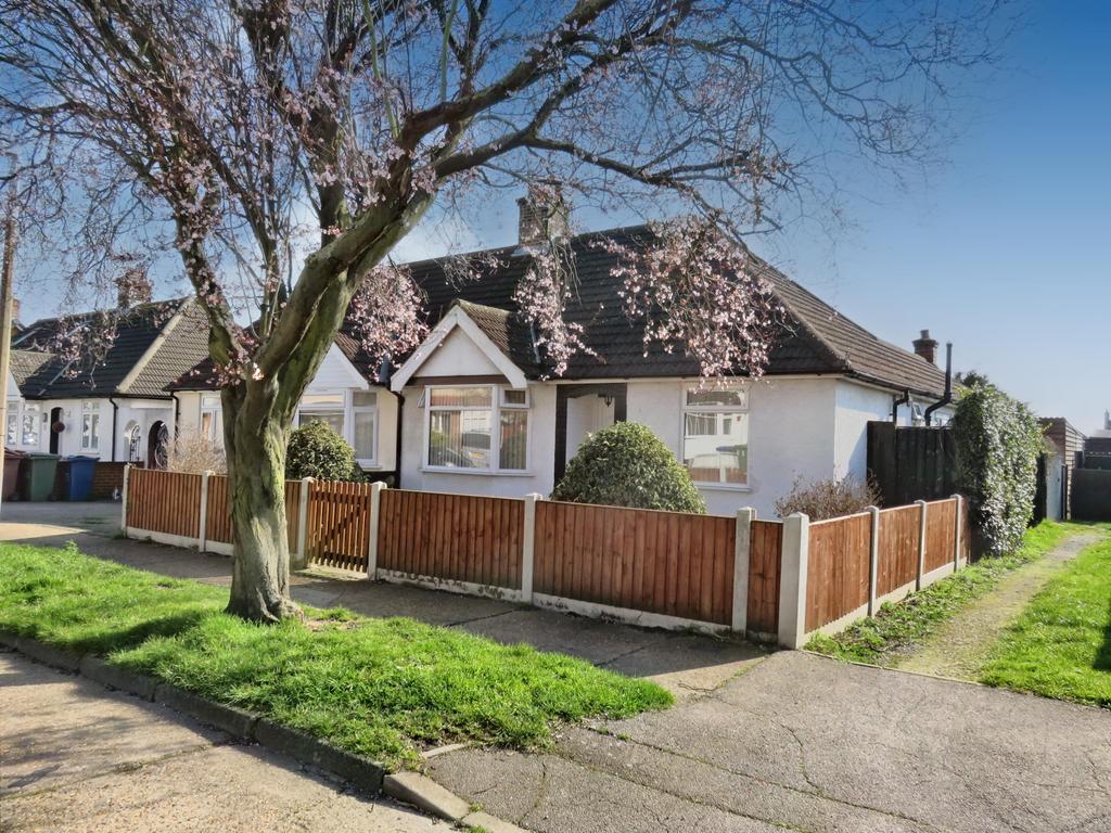Rookery View, Grays RM17 2 bed semi-detached bungalow - £375,000