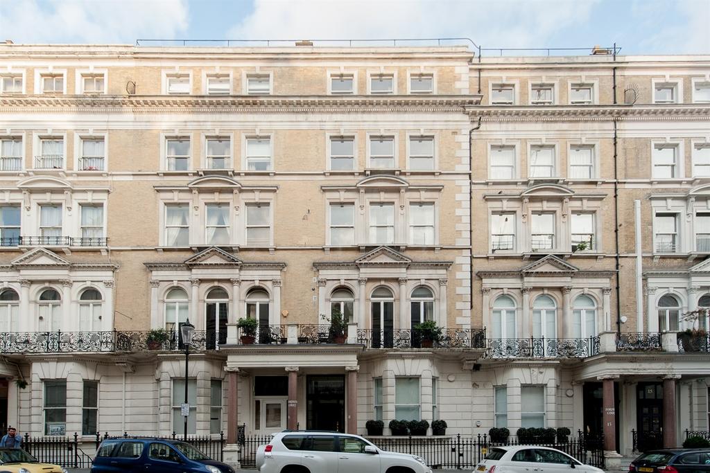 De Vere Gardens, Kensington W8 2 bed flat - £3,900 pcm (£900 pw)