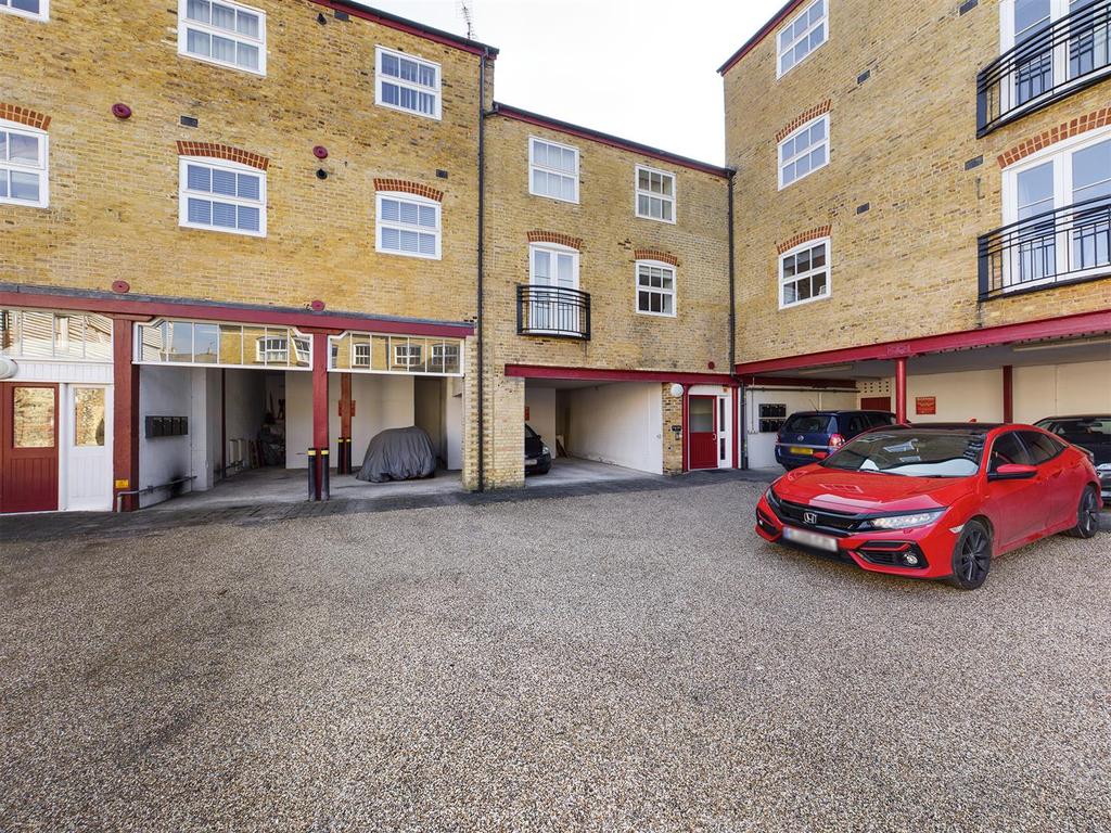 Crow Lane, Rochester 2 bed apartment - £250,000