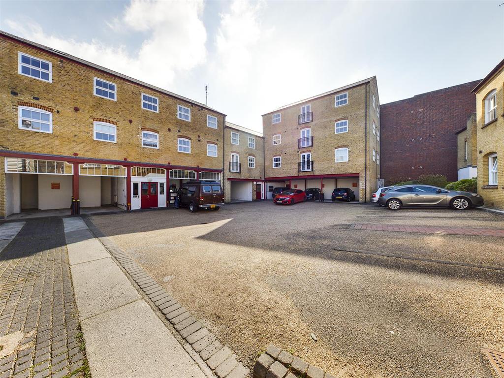 Crow Lane, Rochester 2 bed apartment - £250,000