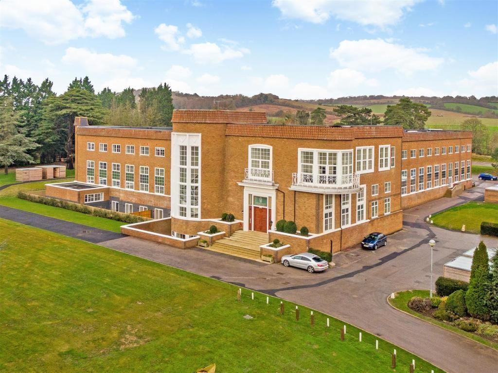 Wycombe Road, High Wycombe 2 bed apartment - £400,000