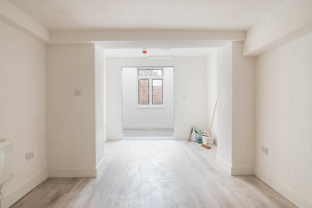 High Street, South Norwood London SE25 6EA Apartment - £195,000