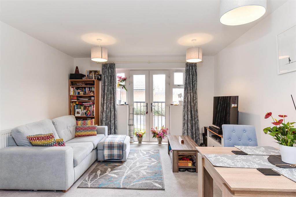 Draper Close, Andover 2 bed flat for sale - £215,000