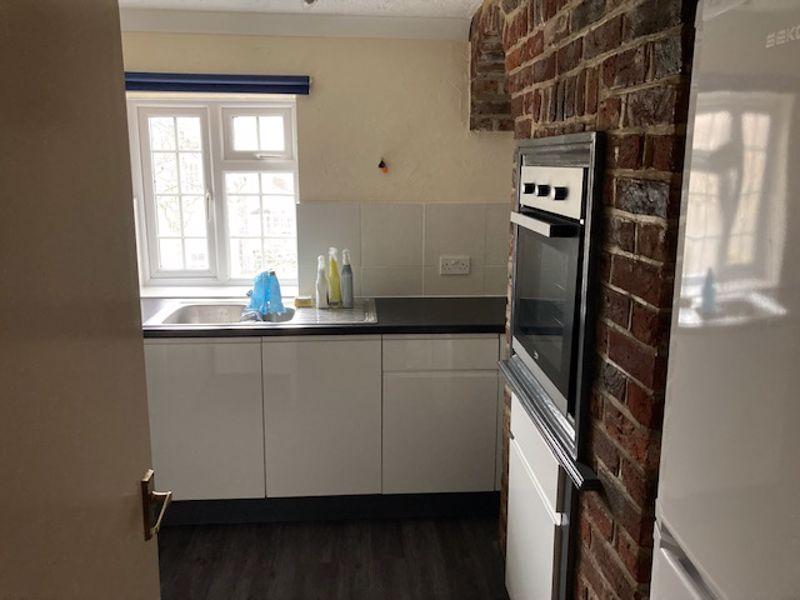 Church Road, Hayling Island 2 bed apartment - £850 pcm (£196 pw)
