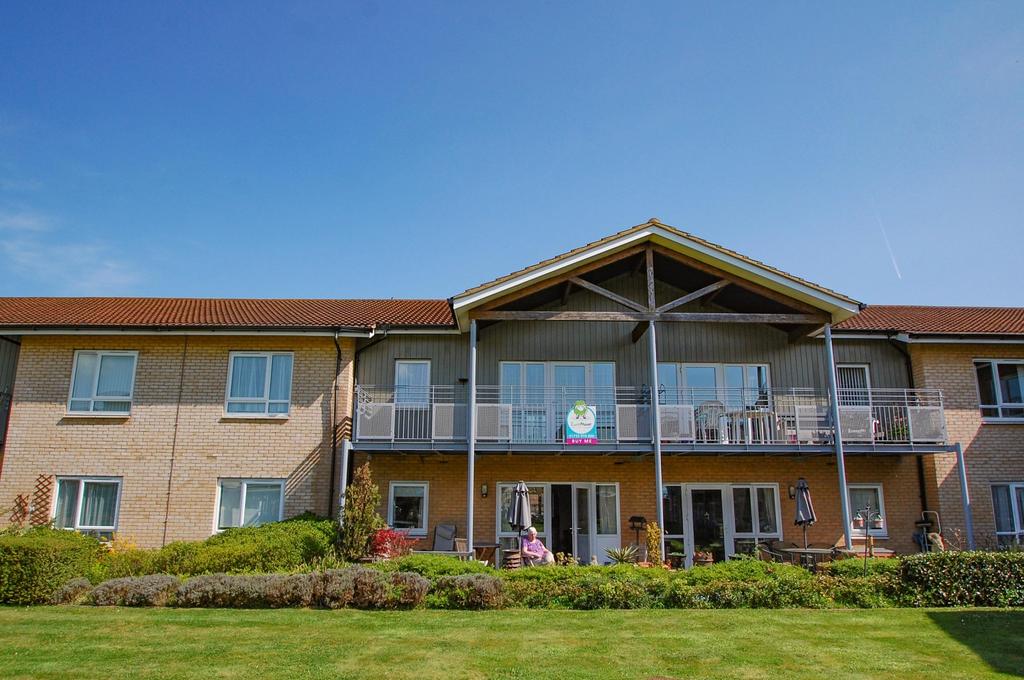 Redgrave Court, Denham Garden... 2 bed apartment - £1,400 pcm (£323 pw)