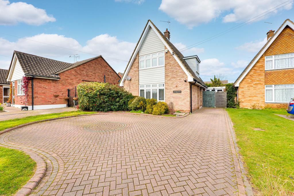 Hart Road, Benfleet, SS7 3 bed detached house - £475,000