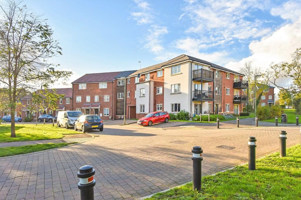 Cavendish Drive, Locks Heath 2 bed apartment - £230,000