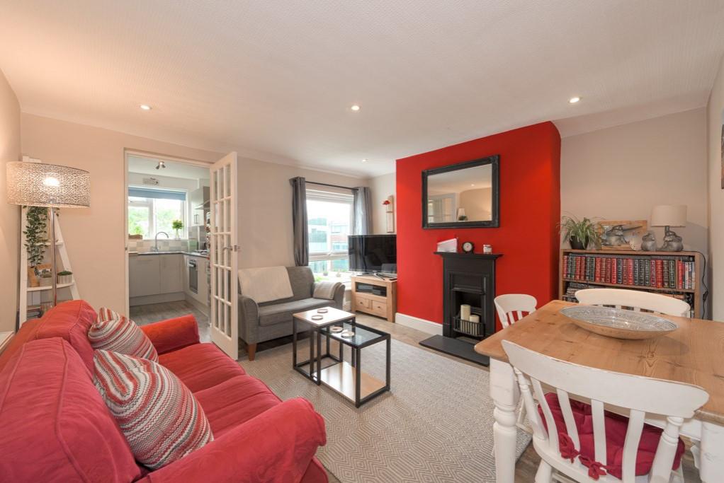 Leatherhead 2 bed flat - £285,000