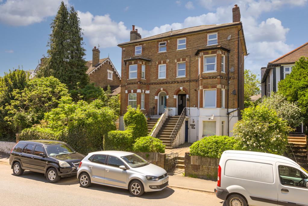 Leatherhead 2 bed flat - £285,000
