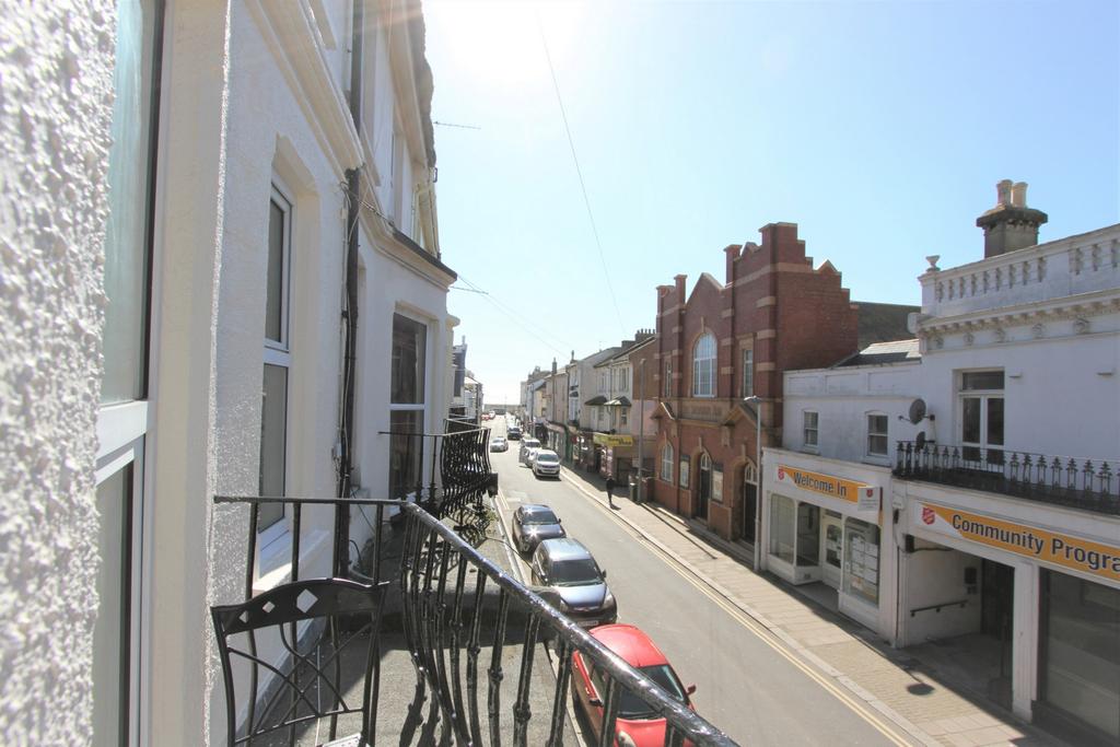 Crescent Road, Worthing, BN11 2 bed flat - £900 pcm (£208 pw)
