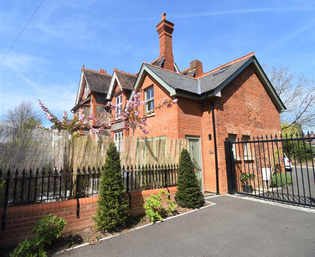 Hamilton Road, Reading, Berkshire... 2 bed semi-detached house - £1,400 ...
