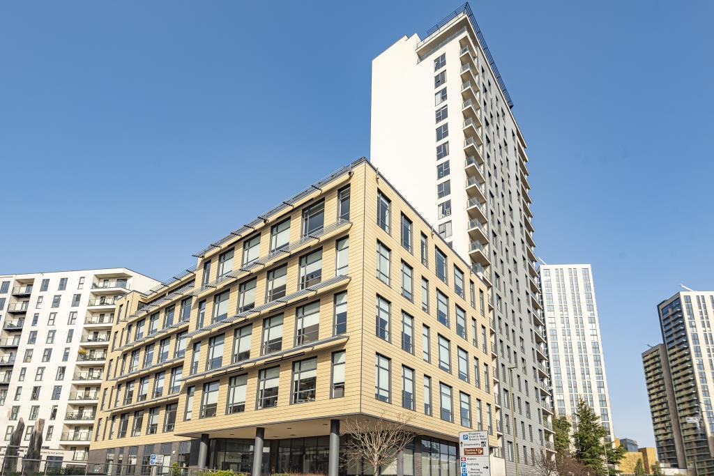 Woking, Surrey, GU22 2 bed flat - £300,000