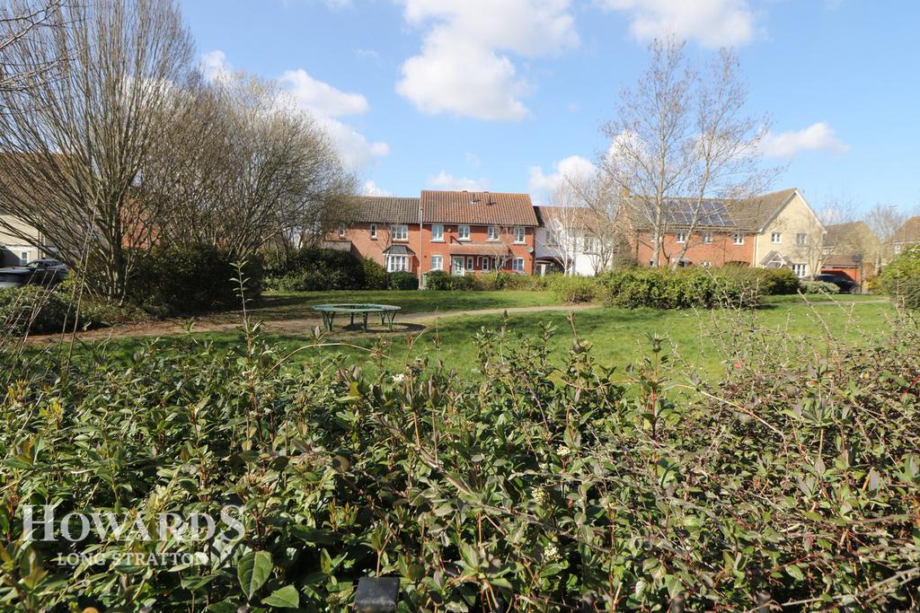 Hill Farm Road, Long Stratton 3 bed detached house - £300,000