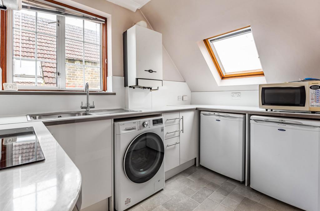 Grove Park Road, London, SE9 2 bed apartment - £300,000