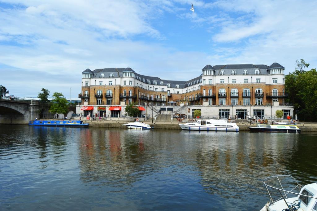Thames Edge Court, Clarence Street... 1 bed flat - £250,000
