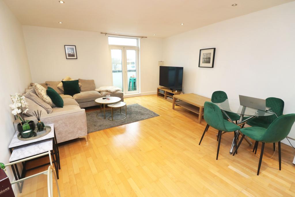Thames Edge Court, Clarence Street... 1 bed flat - £250,000