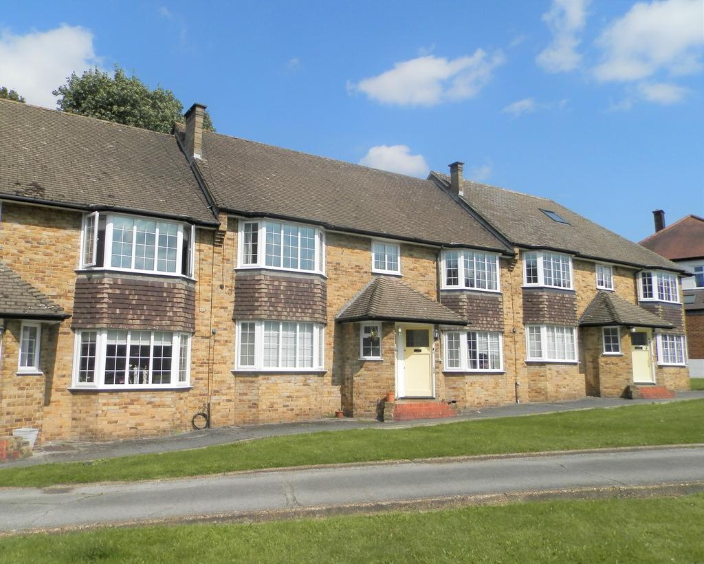 Waldegrave Court, Upminster RM14 2 bed ground floor maisonette - £375,000